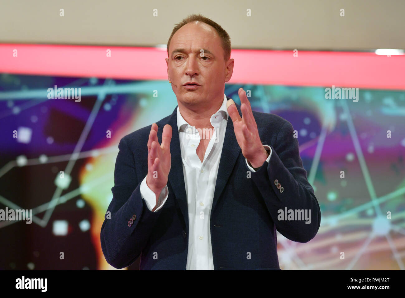 Max CONZE (CEO, Chairman of the Management Board), in the TV studio ...