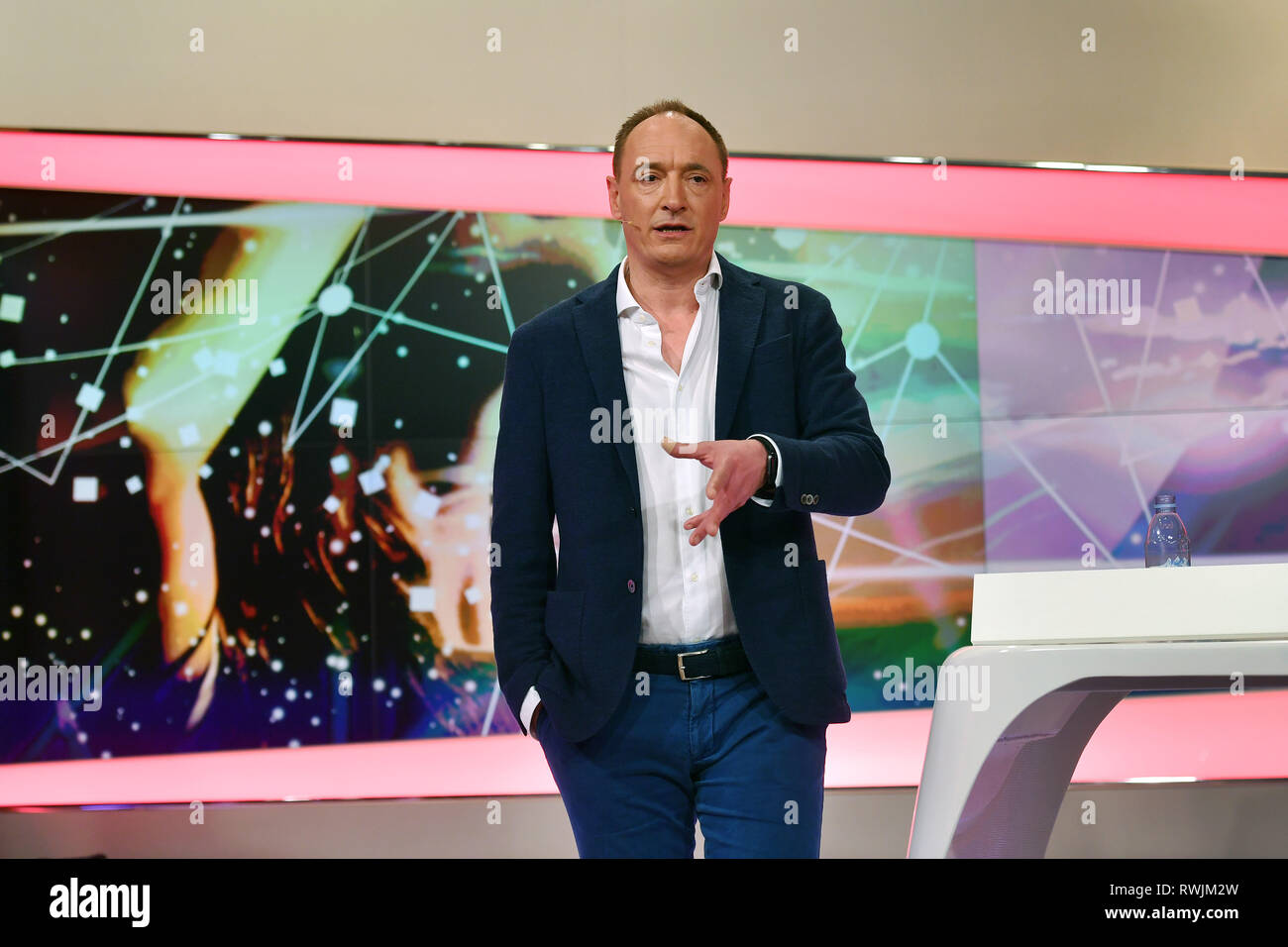 Max CONZE (CEO, Chairman of the Management Board), in the TV studio ...