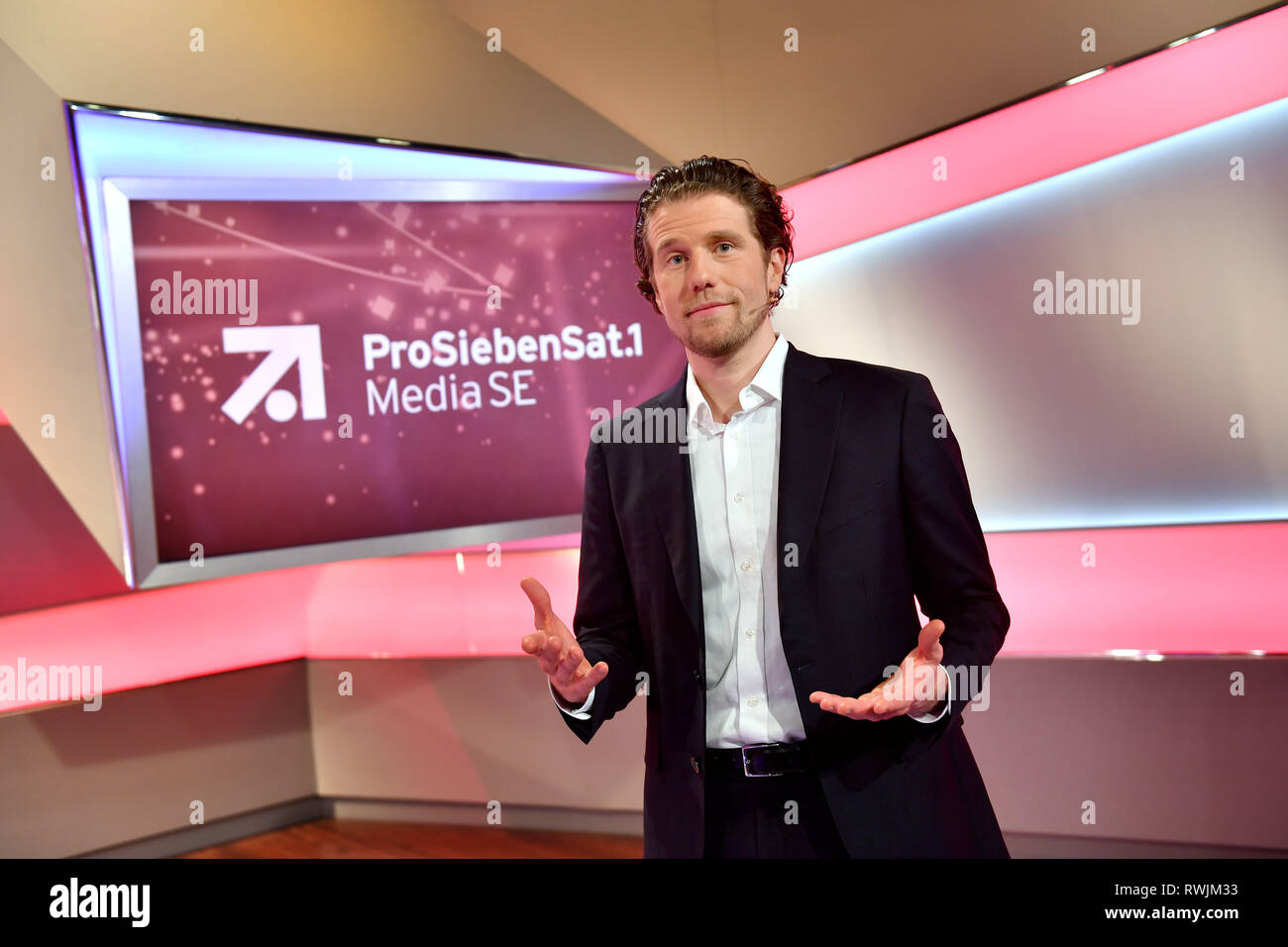 Jan KEMPER (CFO, Chief Financial Officer), in the TV studio, single ...