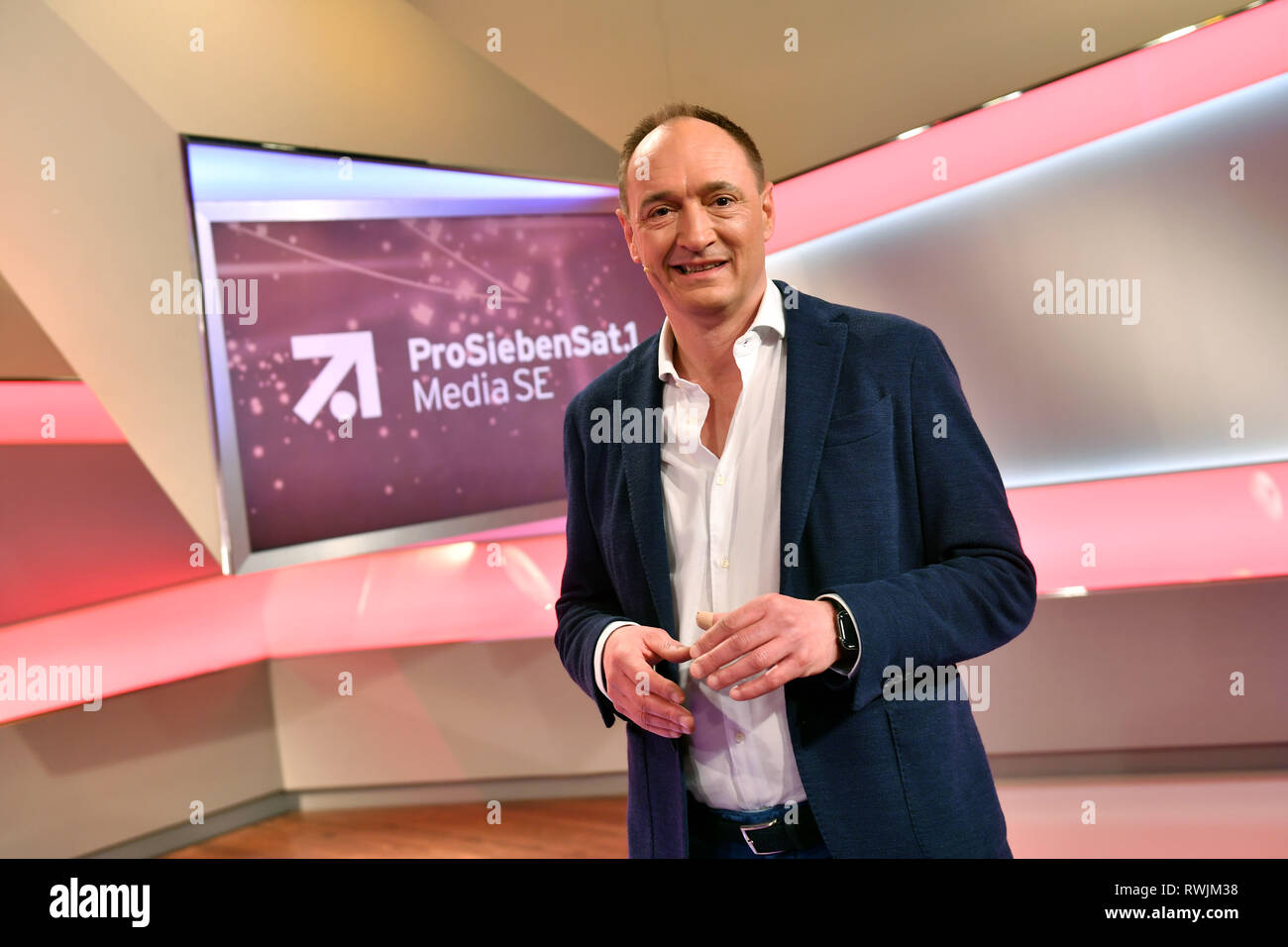 Max CONZE (CEO, Chairman of the Management Board), in the TV studio ...