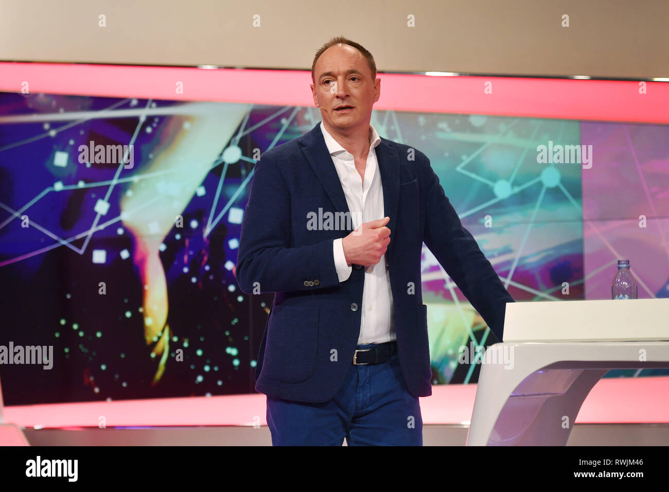 Max CONZE (CEO, Chairman of the Management Board), in the TV studio ...