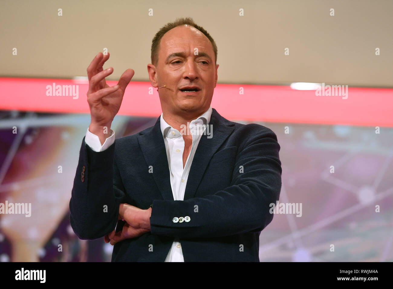 Max CONZE (CEO, Chairman of the Management Board), in the TV studio ...