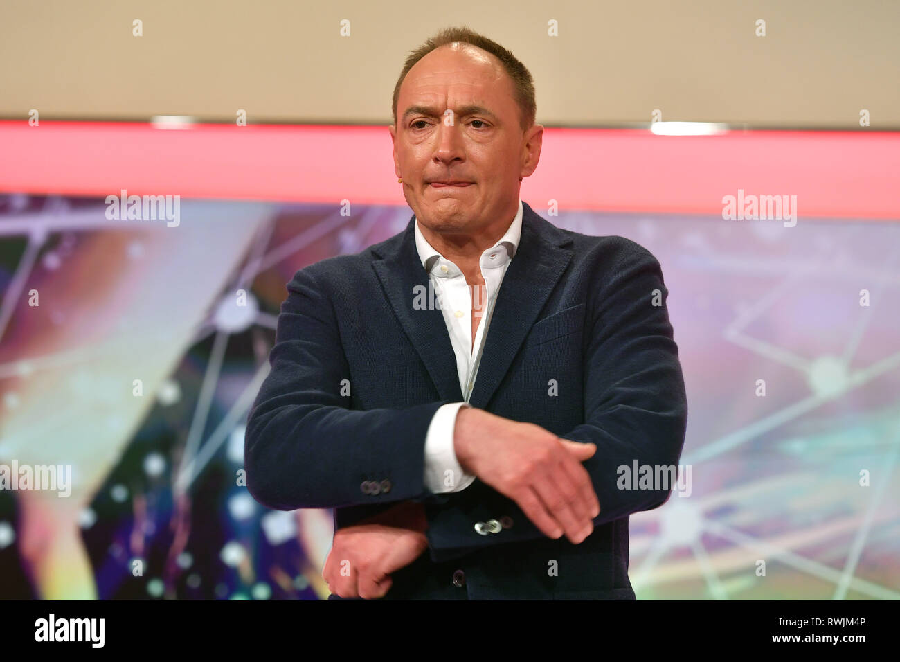 Max CONZE (CEO, Chairman of the Management Board), in the TV studio ...