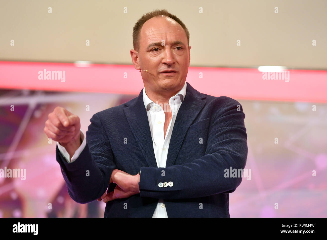 Max CONZE (CEO, Chairman of the Management Board), in the TV studio ...