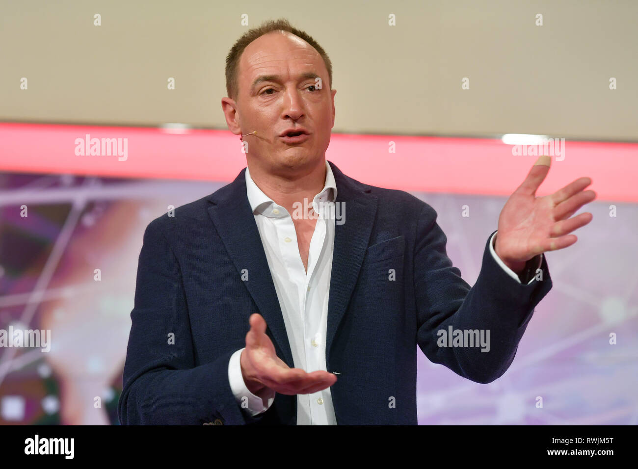 Max CONZE (CEO, Chairman of the Management Board), in the TV studio ...