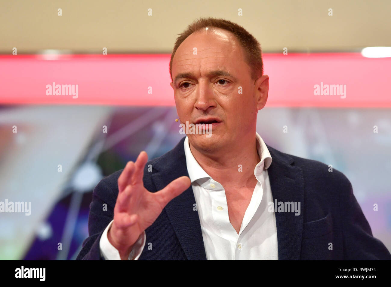 Max CONZE (CEO, Chairman of the Management Board), in the TV studio ...