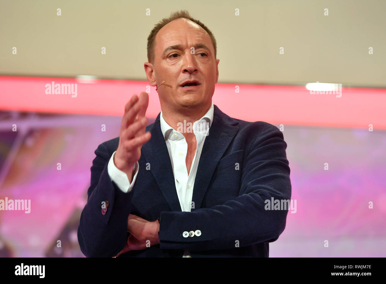 Max CONZE (CEO, Chairman of the Management Board), in the TV studio ...