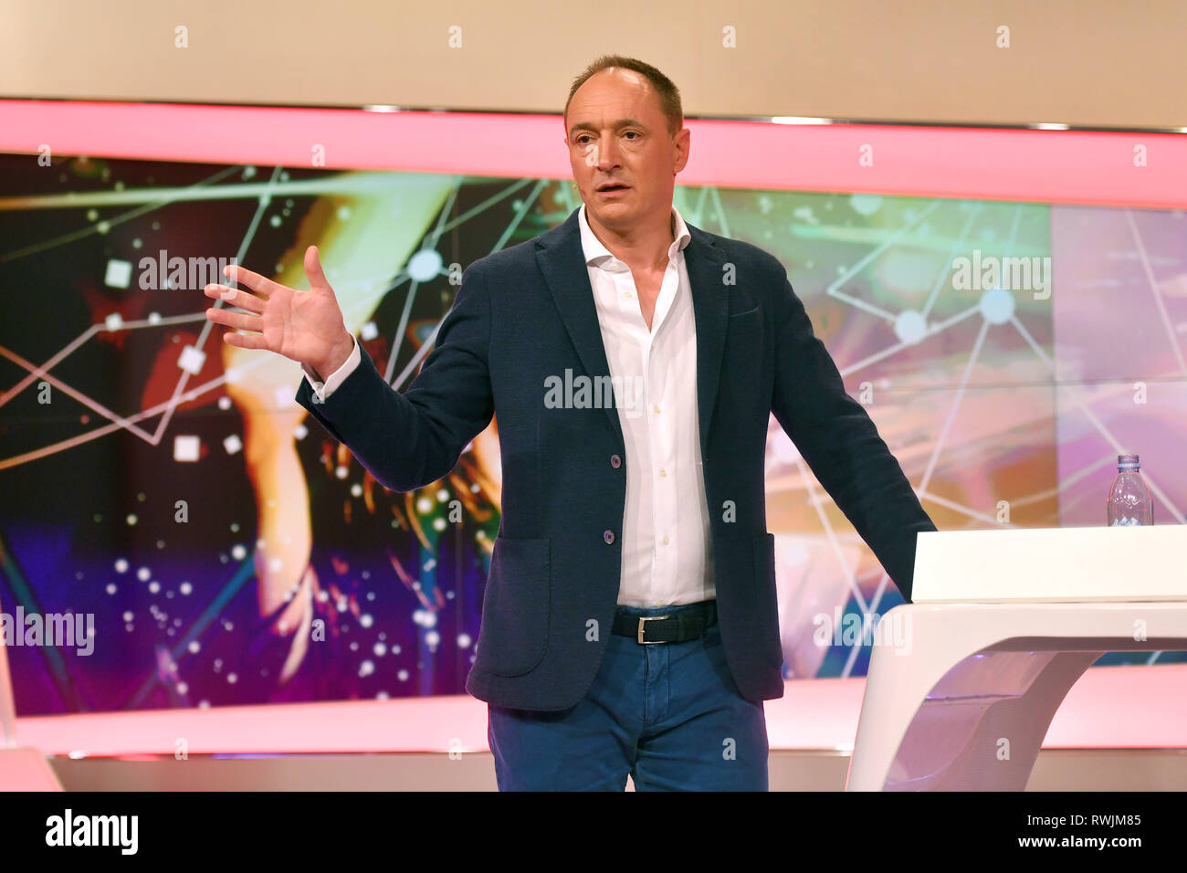 Max CONZE (CEO, Chairman of the Management Board), in the TV studio ...