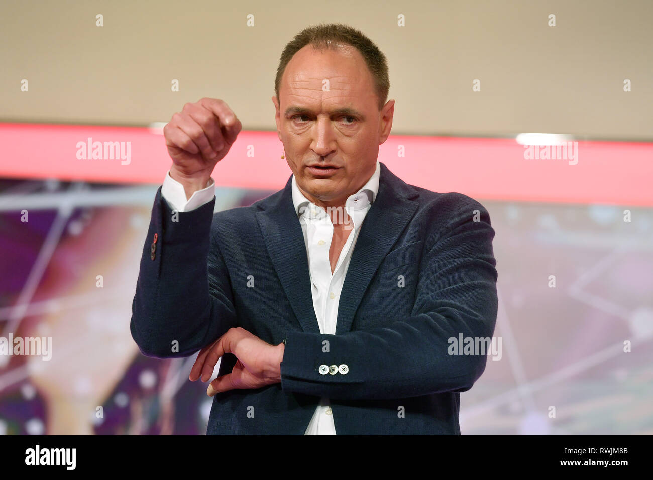 Max CONZE (CEO, Chairman of the Management Board), in the TV studio ...
