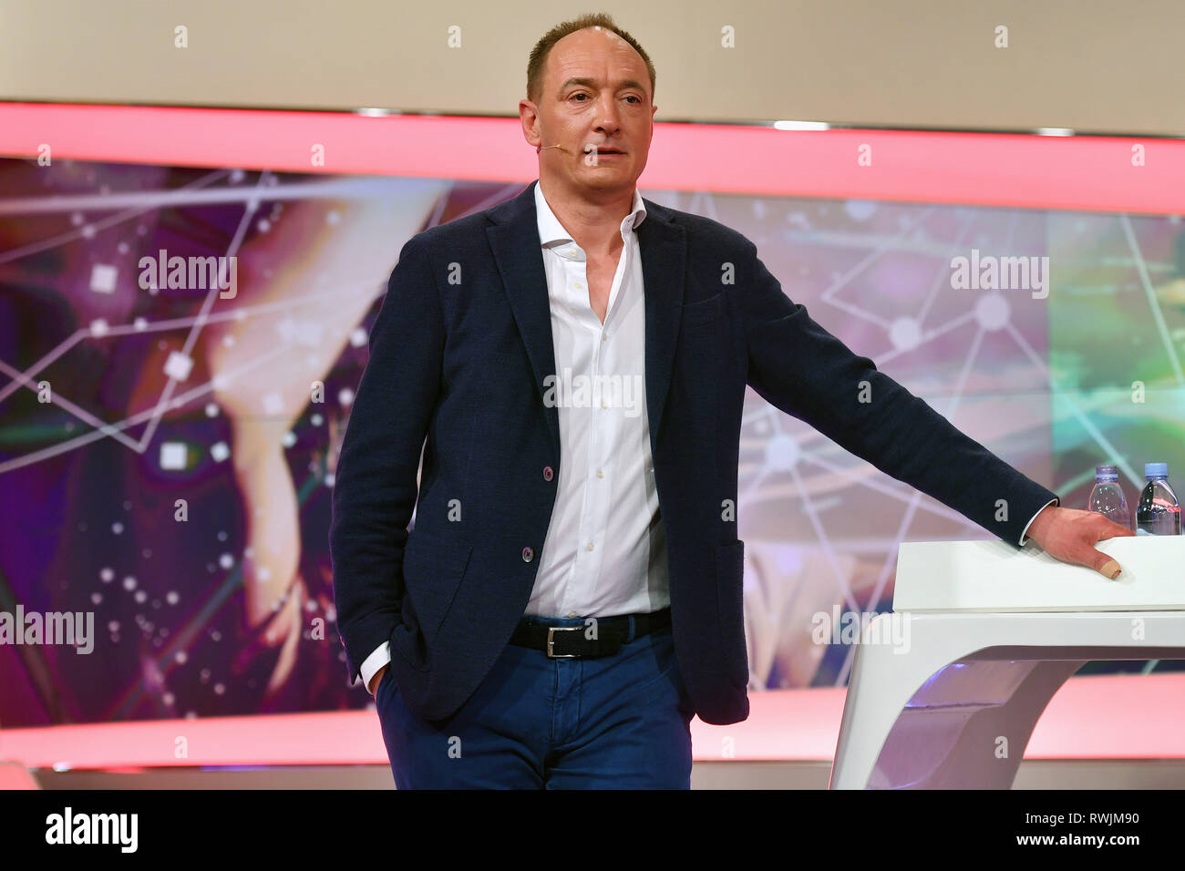 Max CONZE (CEO, Chairman of the Management Board), in the TV studio ...