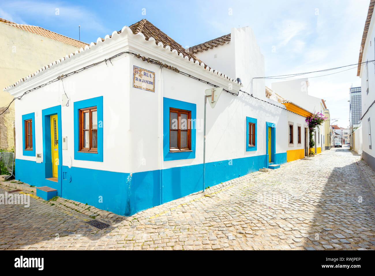 Traditional portuguese house hi-res stock photography and images - Alamy