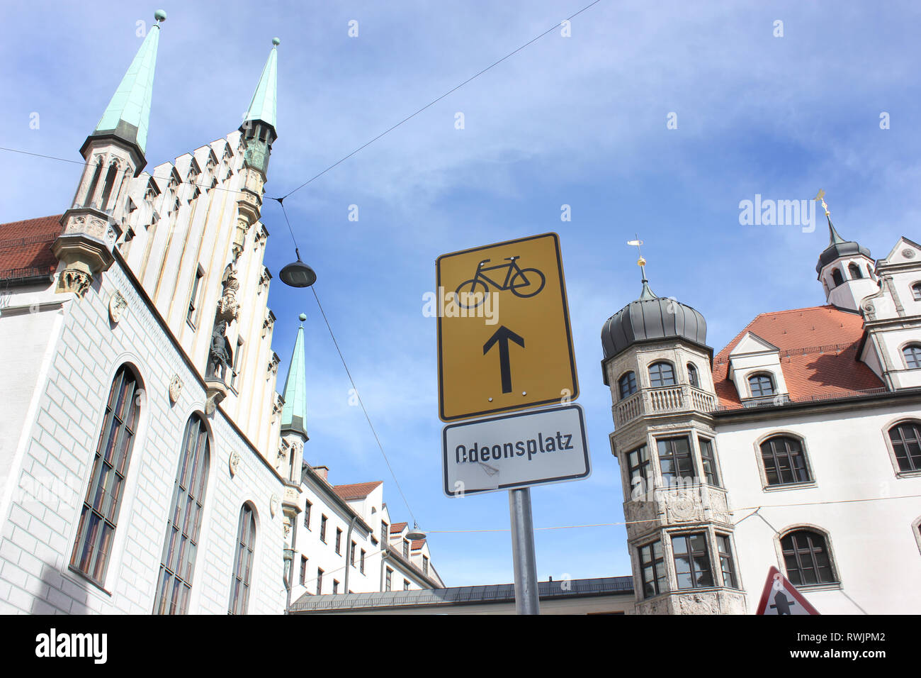 Advance direction sign for bicycle traffic route, inner city, Munich ...