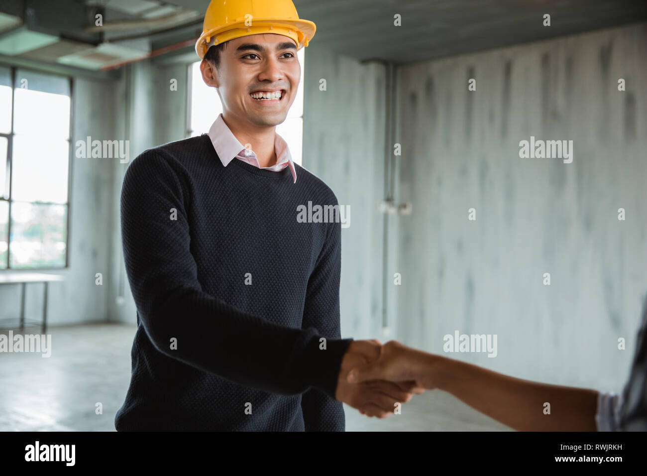 Engineer shake hand hi-res stock photography and images - Alamy