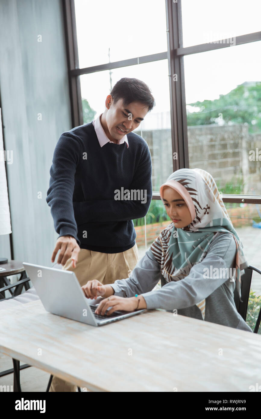 Executive mentor explaining intern Stock Photo - Alamy