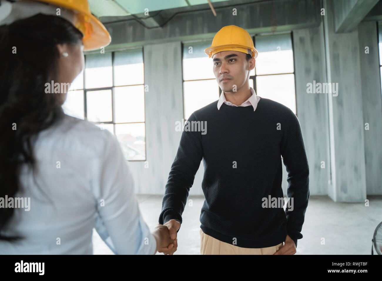 Engineer shake hand hi-res stock photography and images - Alamy