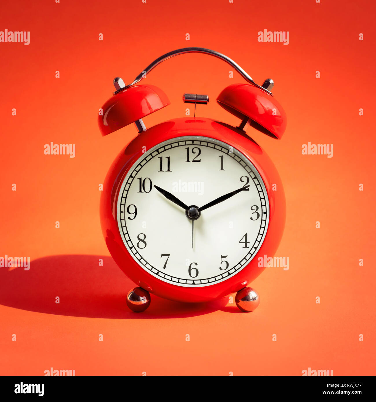 Vintage red alarm clock hi-res stock photography and images - Alamy