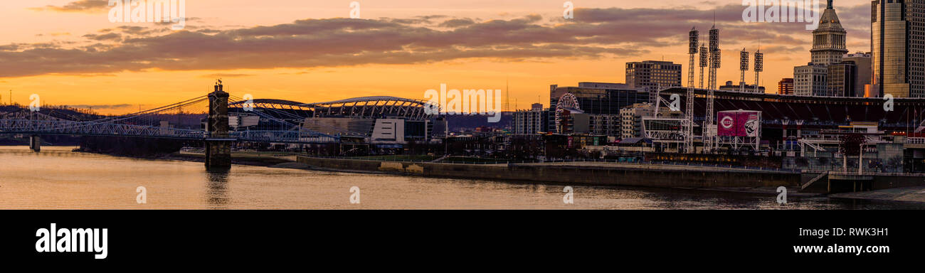 Cincinnati skyline panorama hi-res stock photography and images - Alamy