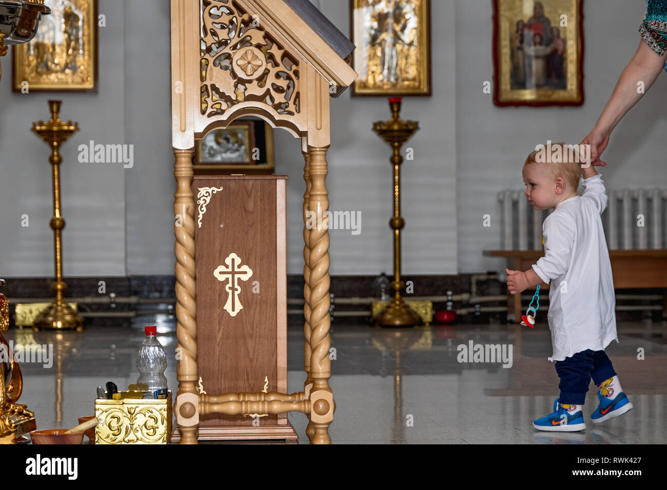 Child praying altar hi-res stock photography and images - Alamy