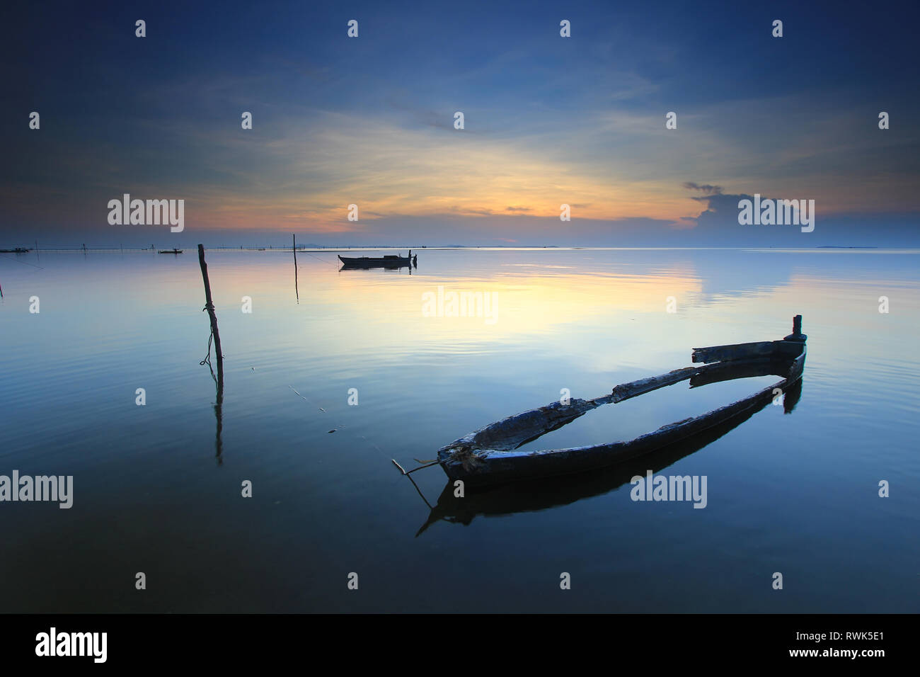 Menikmati sunset di Pantai Sungai Samak Stock Photo - Alamy