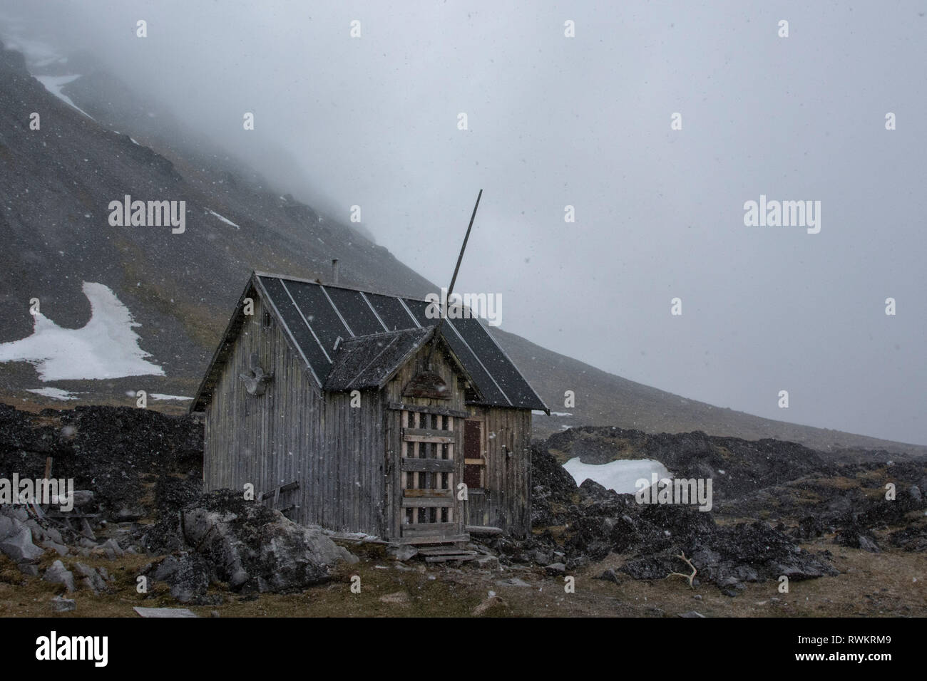 Abandoned cabin in mountain landscape. Varsolbukta, Bellsund bay, Van ...