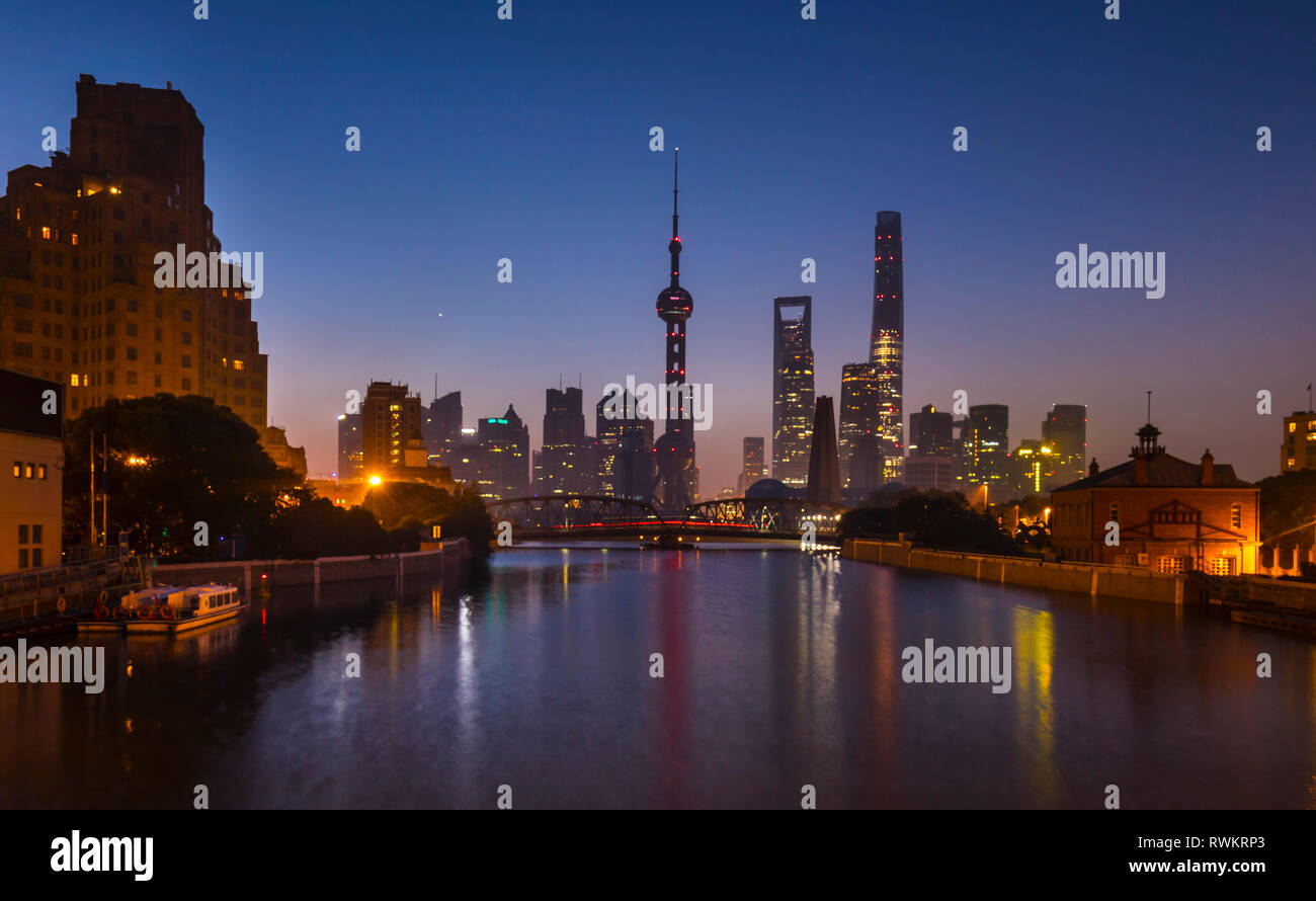 Waibaidu bridge over Huangpu river with Pudong skyline at night ...