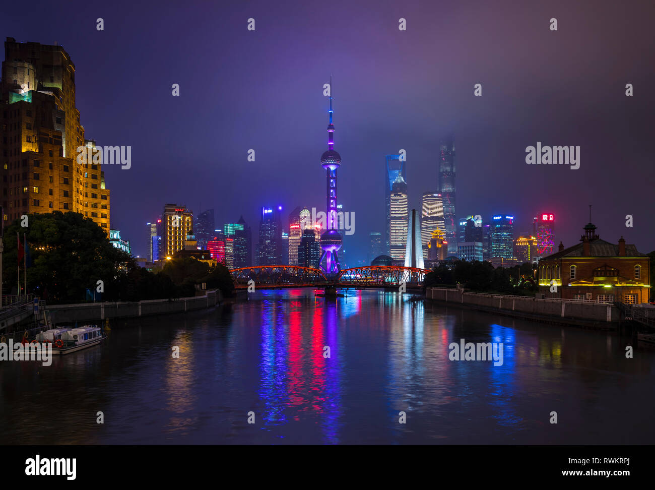 Shanghai skyline night waterfront hi-res stock photography and images ...