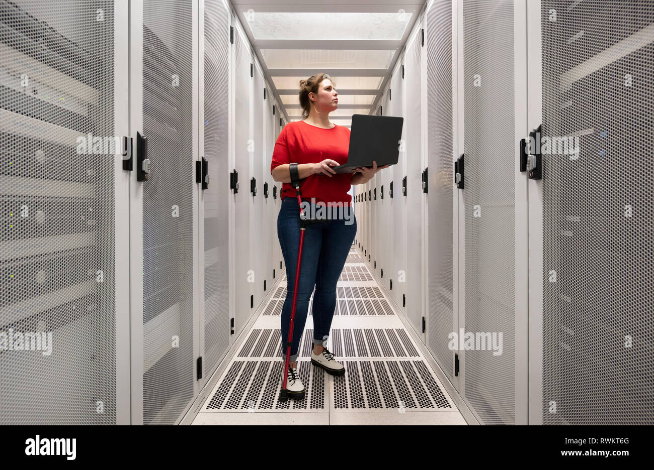 Servers in a data center hi-res stock photography and images - Alamy