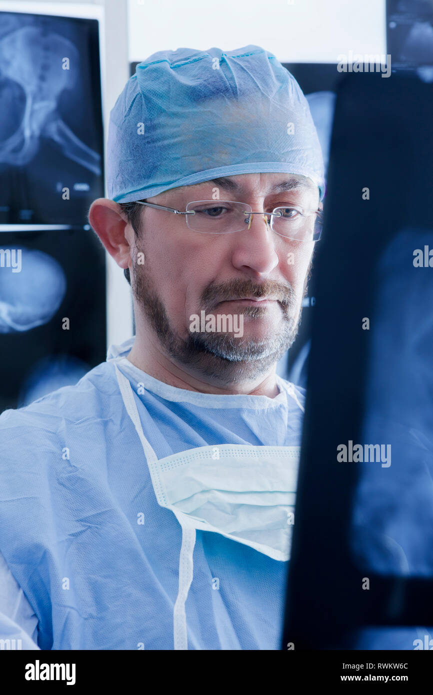 Surgeon wearing surgical mask hi-res stock photography and images - Alamy