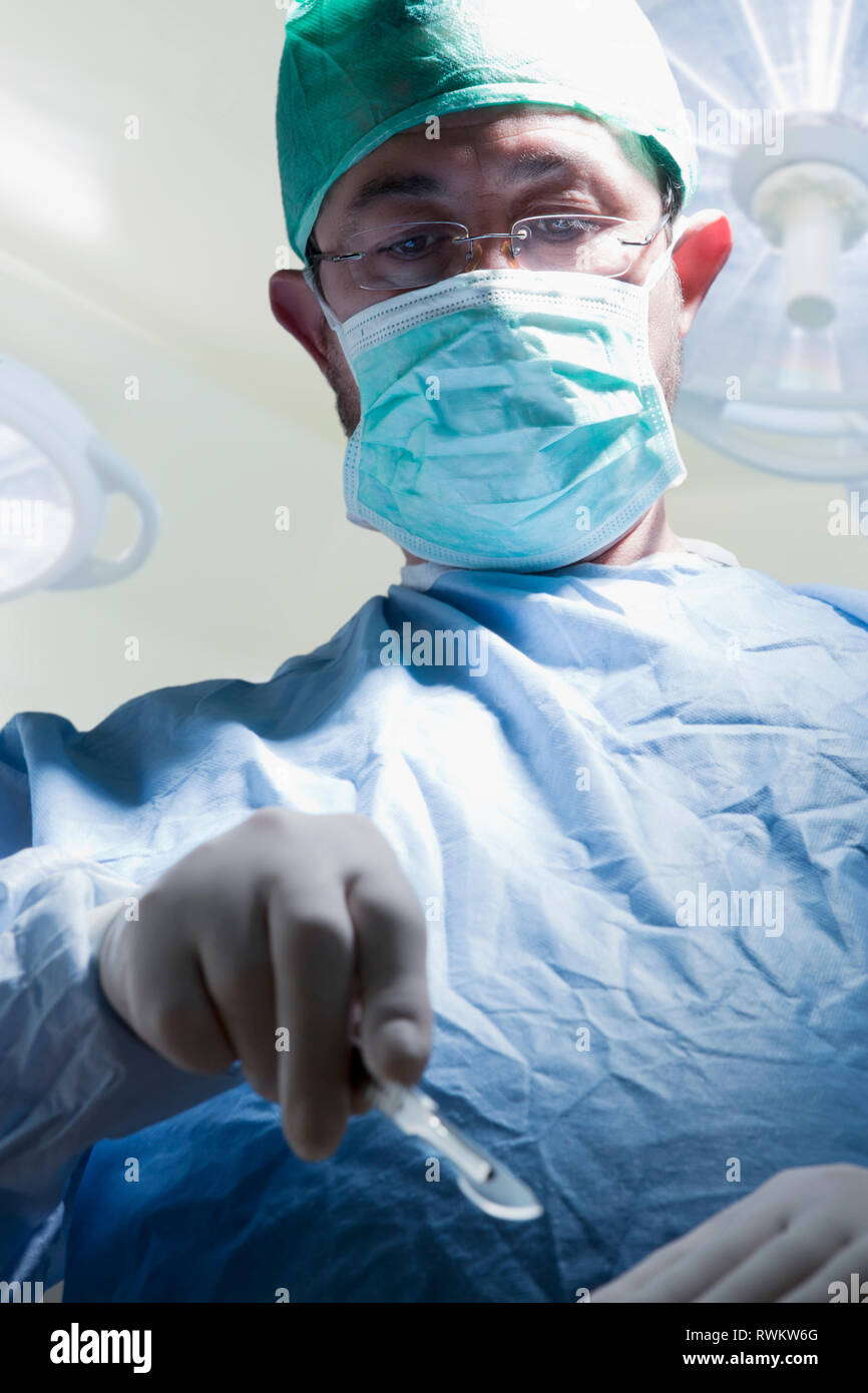 Surgeon with scalpel in operating theatre Stock Photo - Alamy