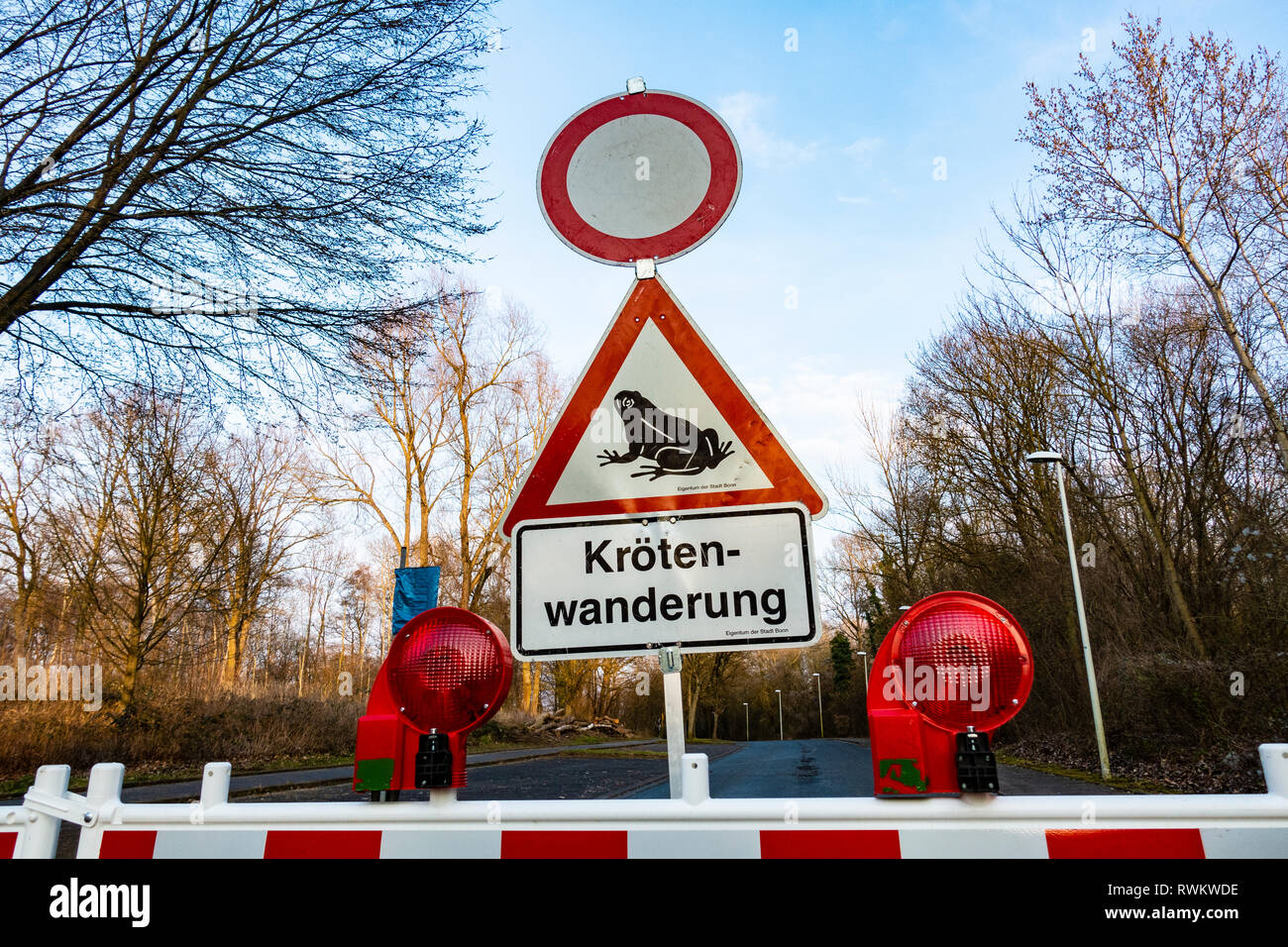 Cross road signs hi-res stock photography and images - Alamy