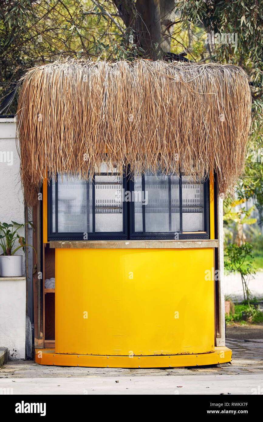 Tropical straw roof hut hi-res stock photography and images - Alamy