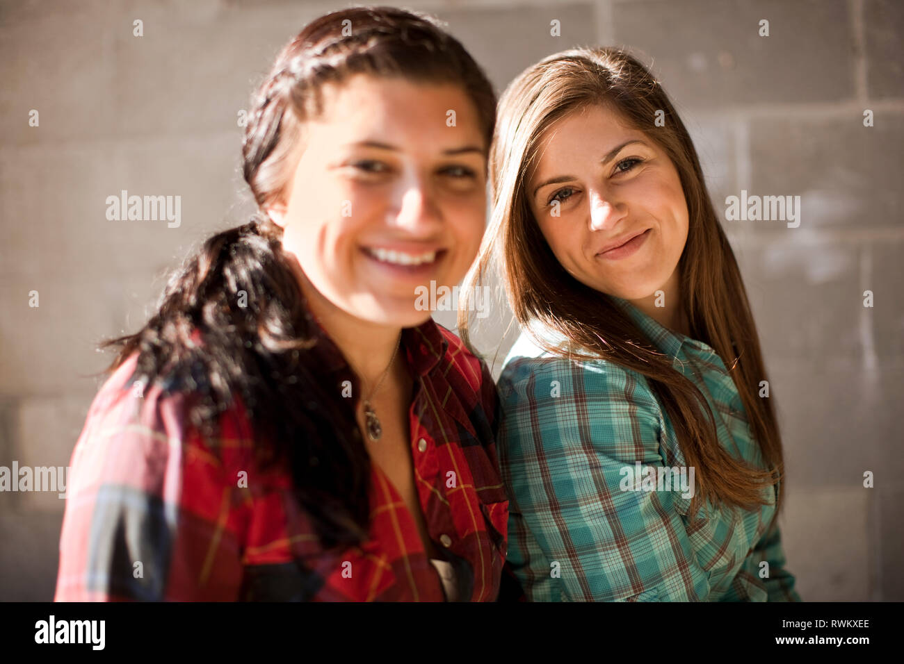 Two farm workers hand hi-res stock photography and images - Alamy