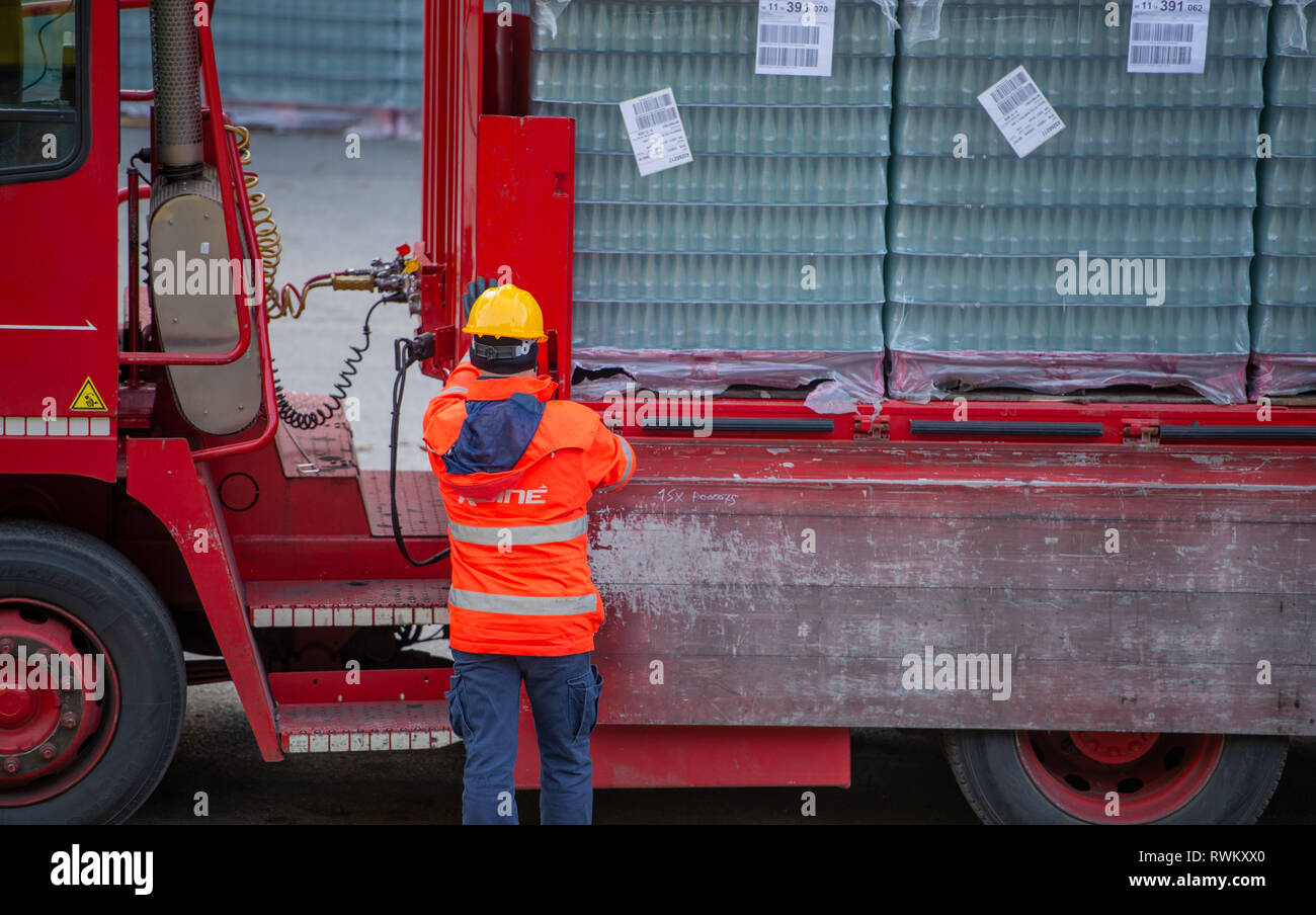 Load securing hi-res stock photography and images - Alamy