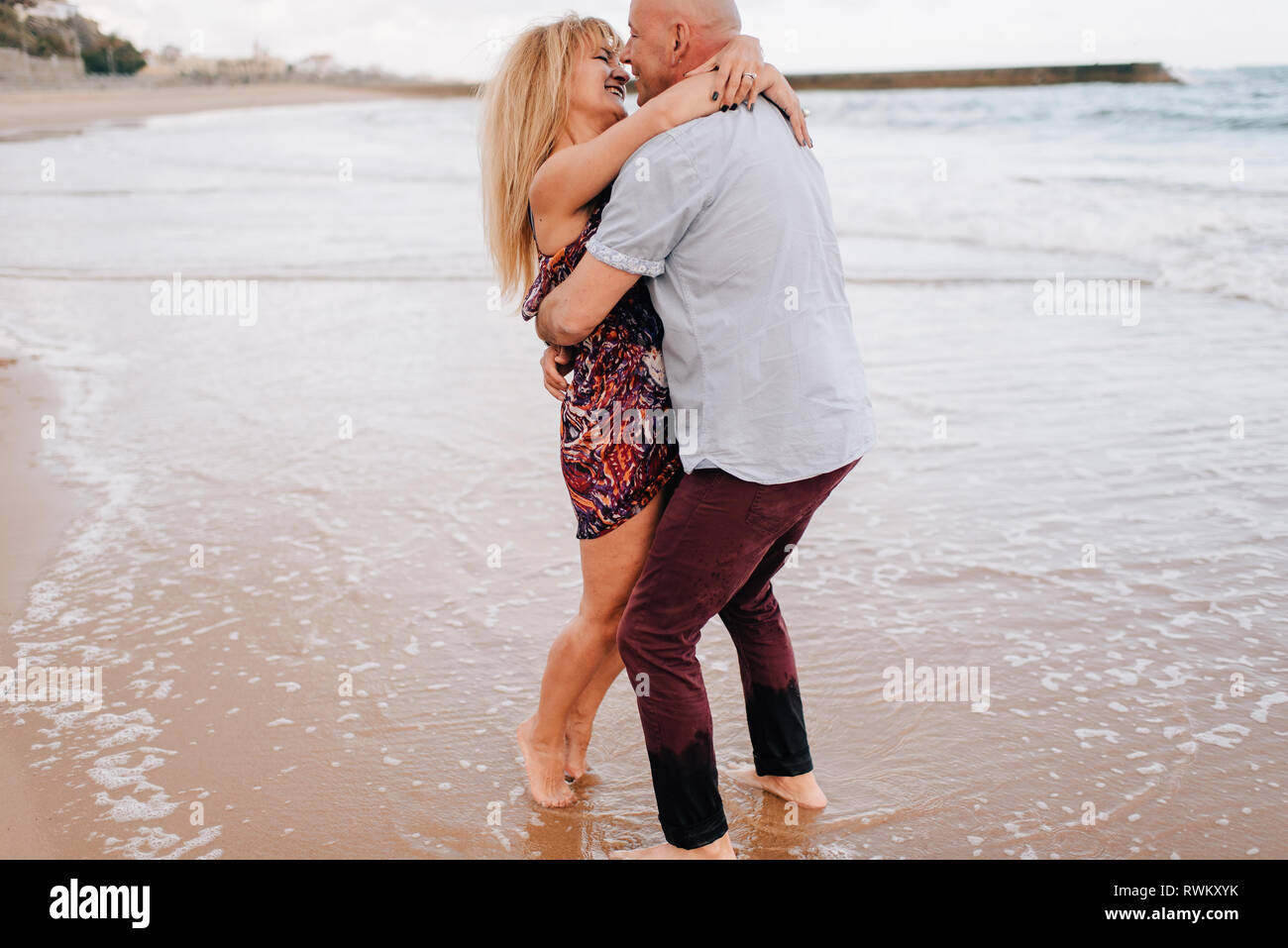 Couple hugging and kissing on beach Stock Photo - Alamy