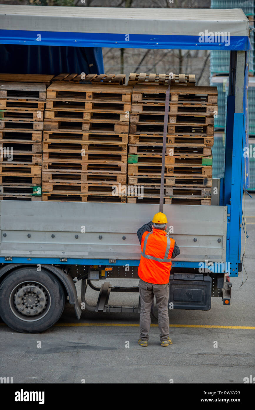 Truck load pallets hi-res stock photography and images - Alamy