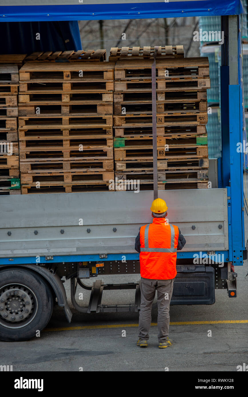 Truck load pallets hi-res stock photography and images - Alamy