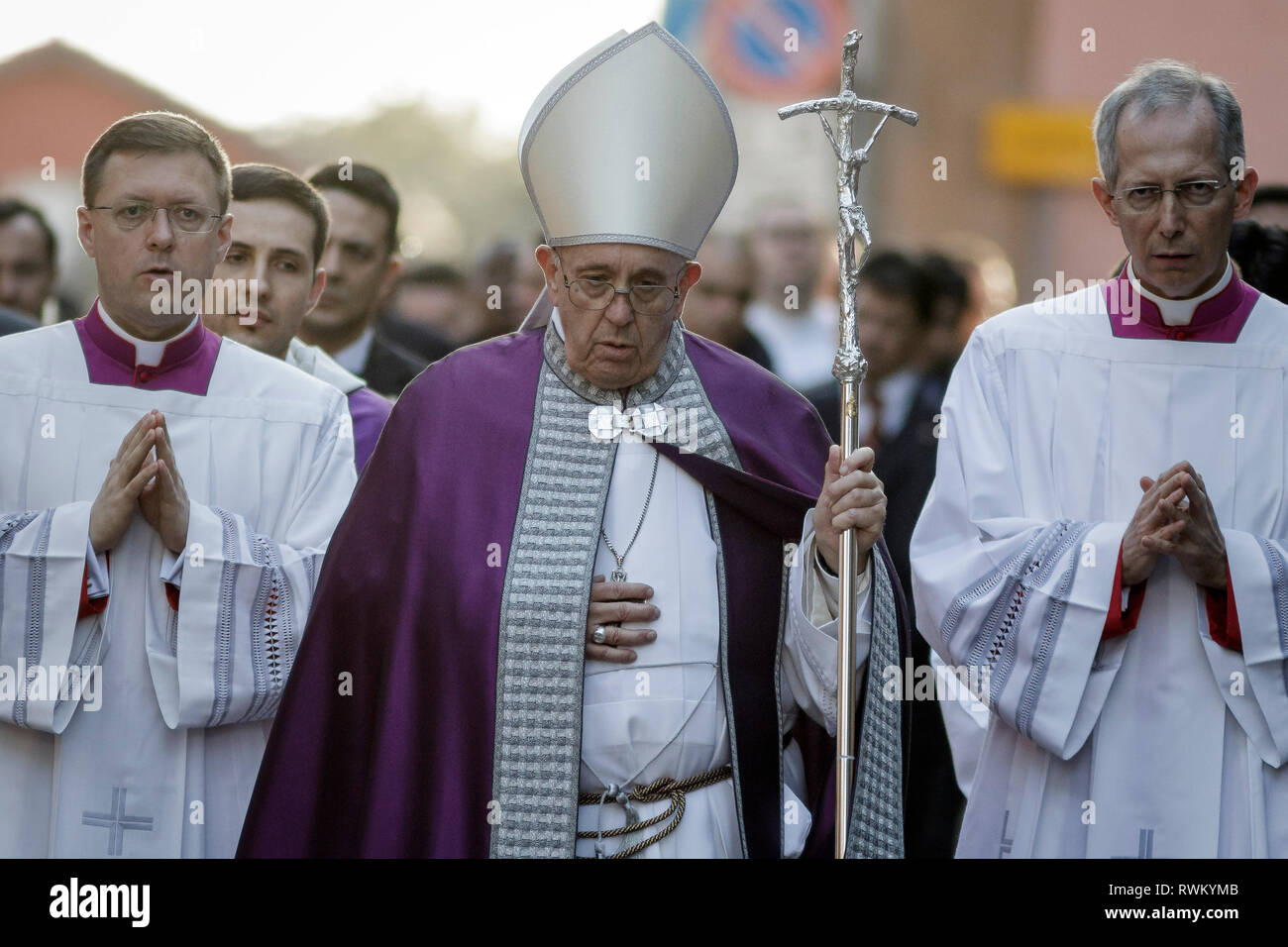 Lent mass hi-res stock photography and images - Alamy