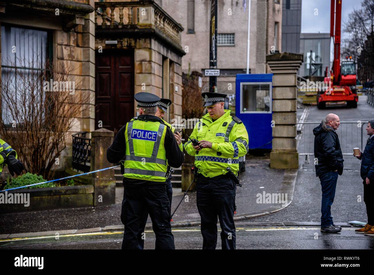 Police officers talking hi-res stock photography and images - Alamy