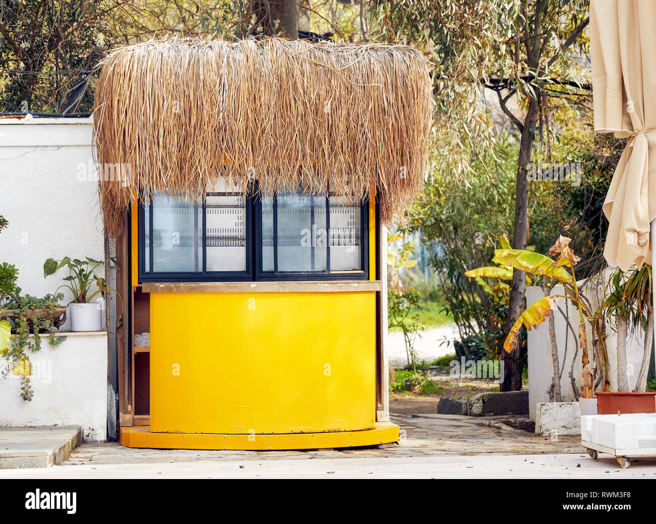 Tropical straw roof hut hi-res stock photography and images - Alamy