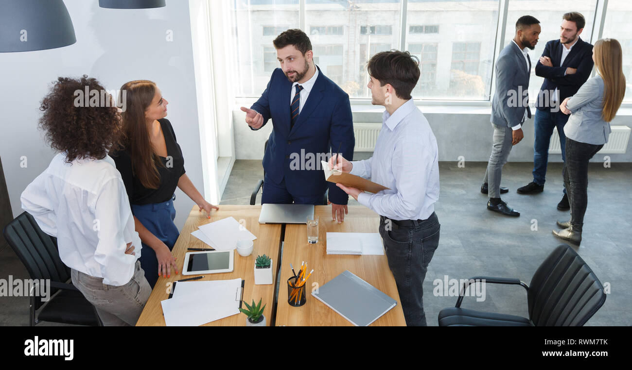 Office sitting talking plans hi-res stock photography and images - Alamy