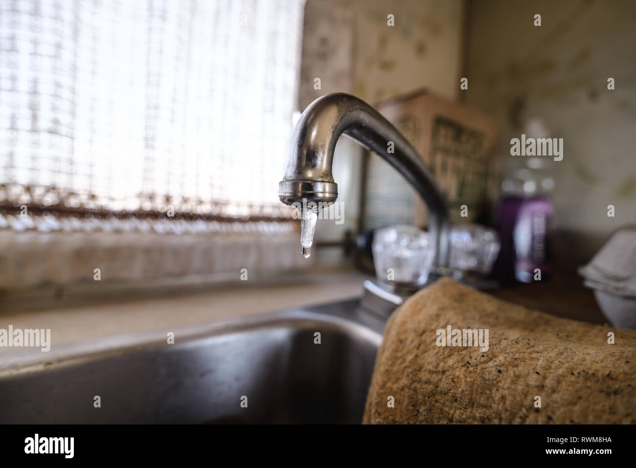 Sink tip hi-res stock photography and images - Alamy