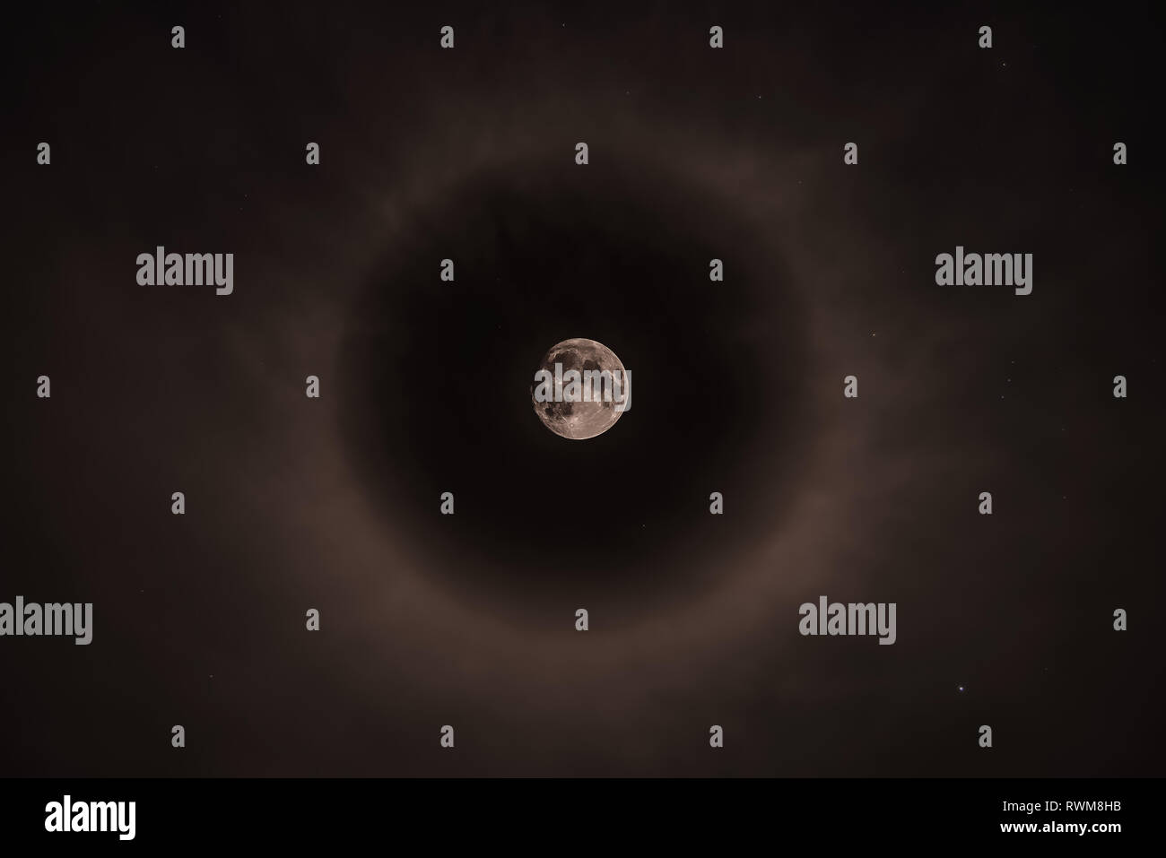 Halo around moon usa hi-res stock photography and images - Alamy