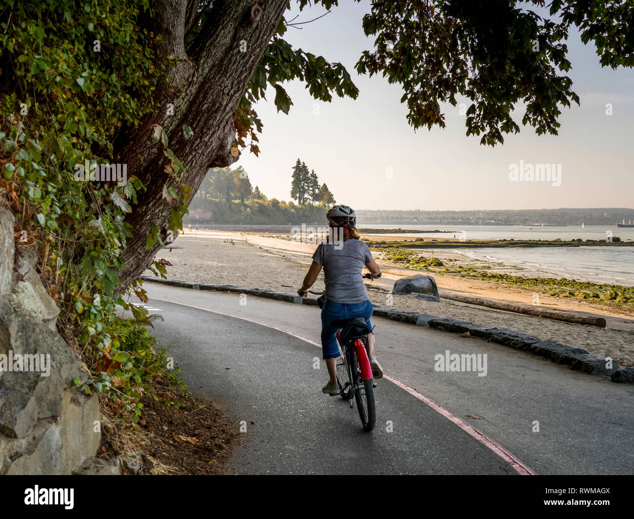 Seawall along stanley park at sunset hi-res stock photography and ...