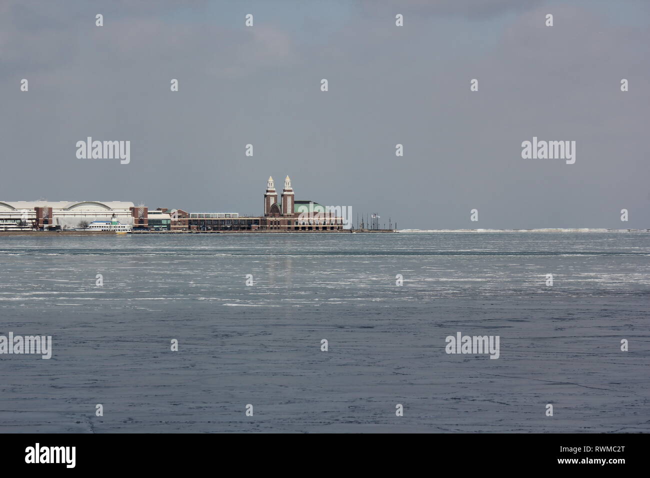Chicago's Navy Pier looking over Lake Michigan in the winter cold Stock ...