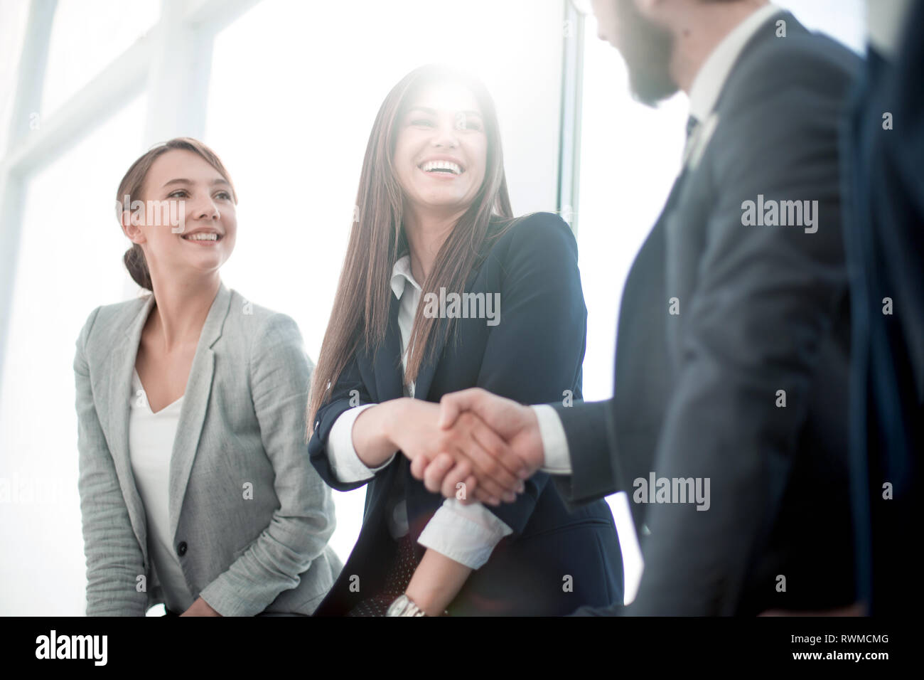 side view.handshake business people Stock Photo - Alamy