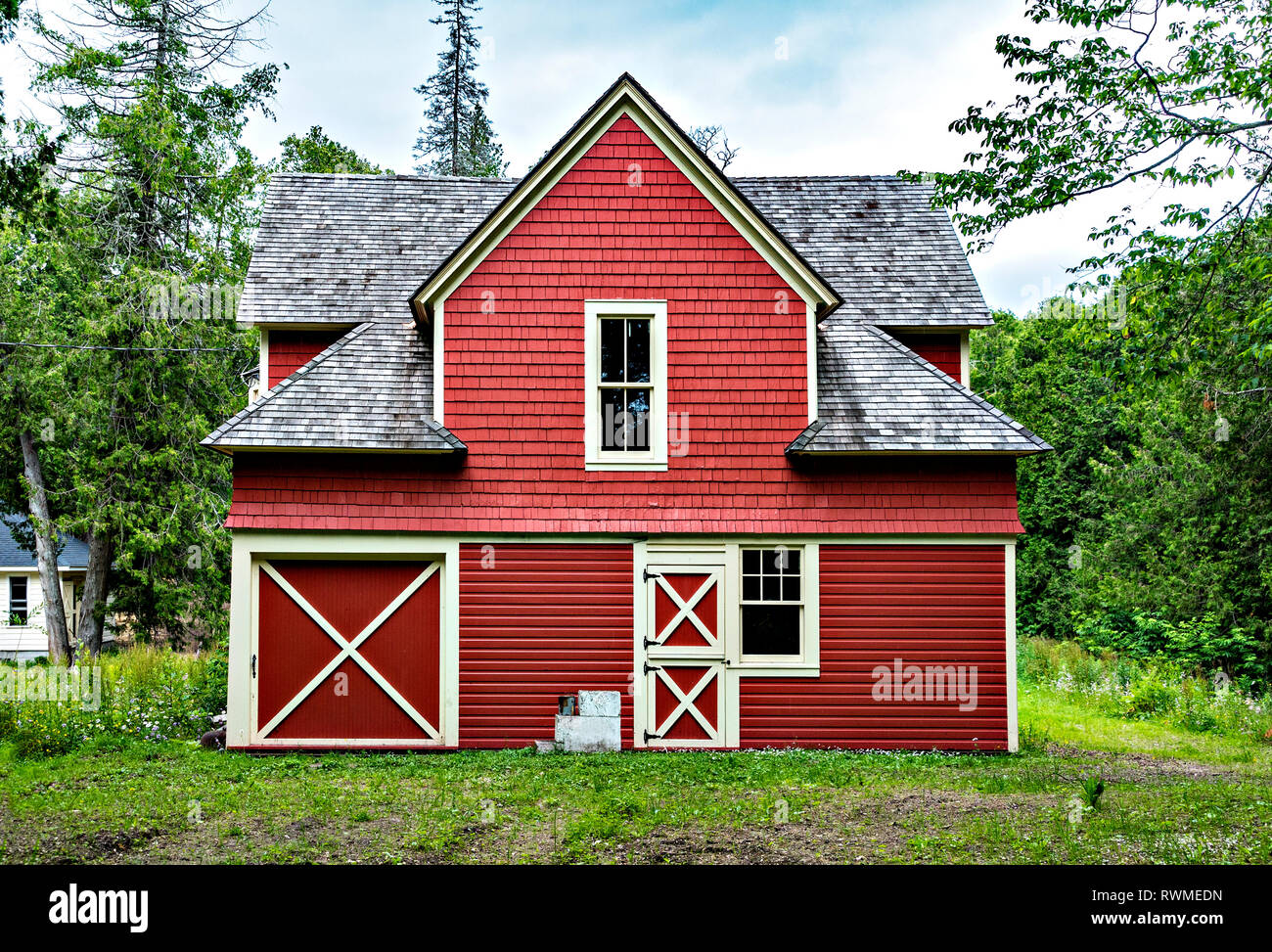 Red barn and white trim hi-res stock photography and images - Alamy