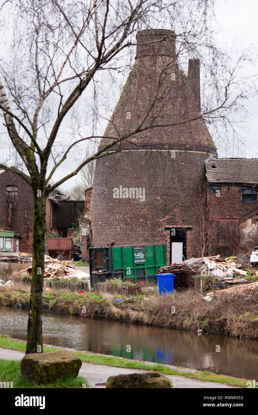 Views of the bottle oven and works of Price and Kent, Longport, Stoke ...