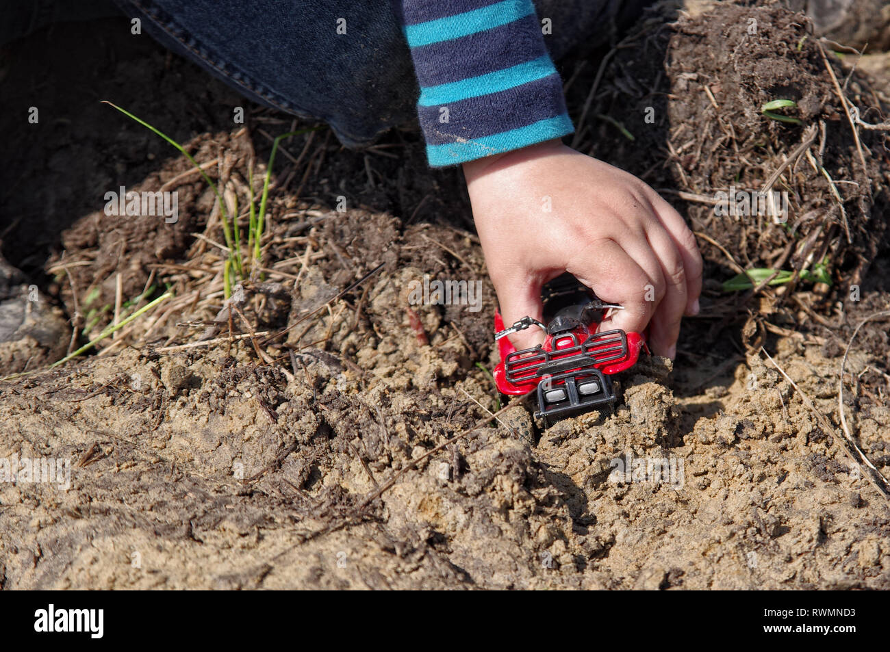 Boys in mud hi-res stock photography and images - Alamy