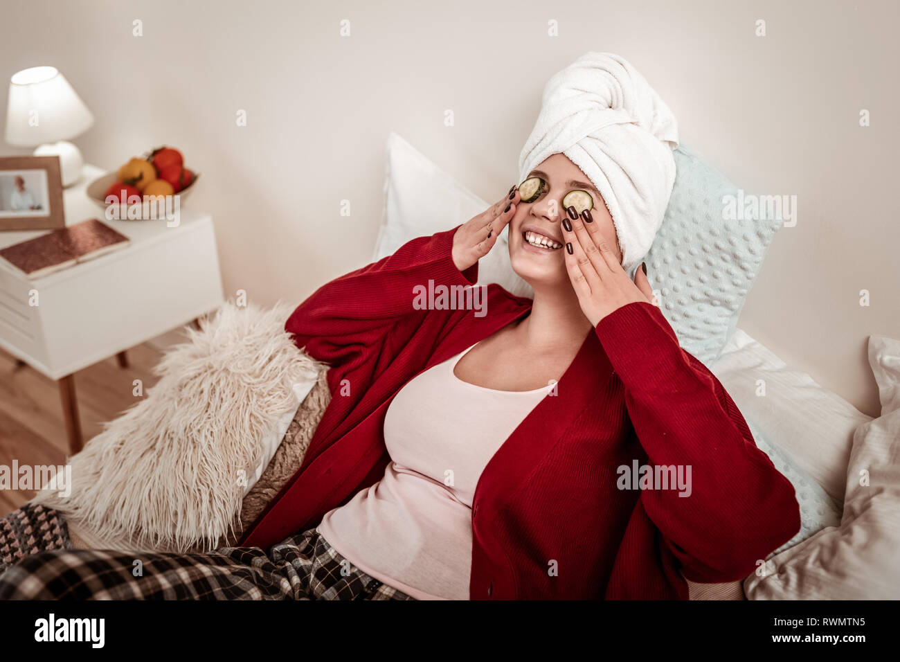Towel over head hi-res stock photography and images - Alamy