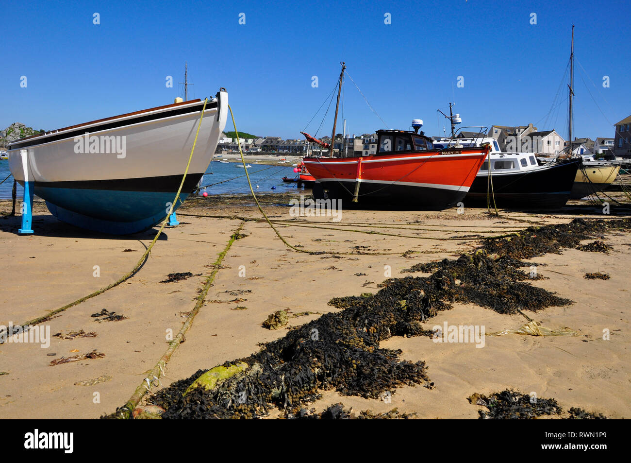 Isles of scilly boats hi-res stock photography and images - Alamy